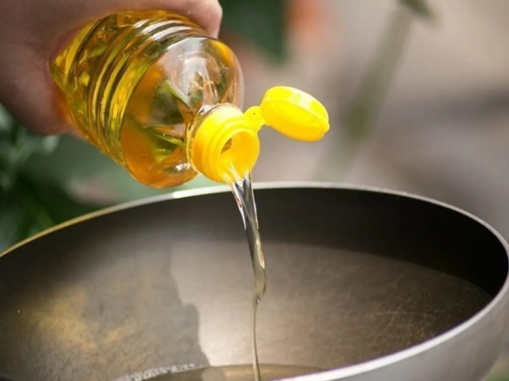 Know the Risks of Reheating Cooking Oil & How It Can Harm Your Body