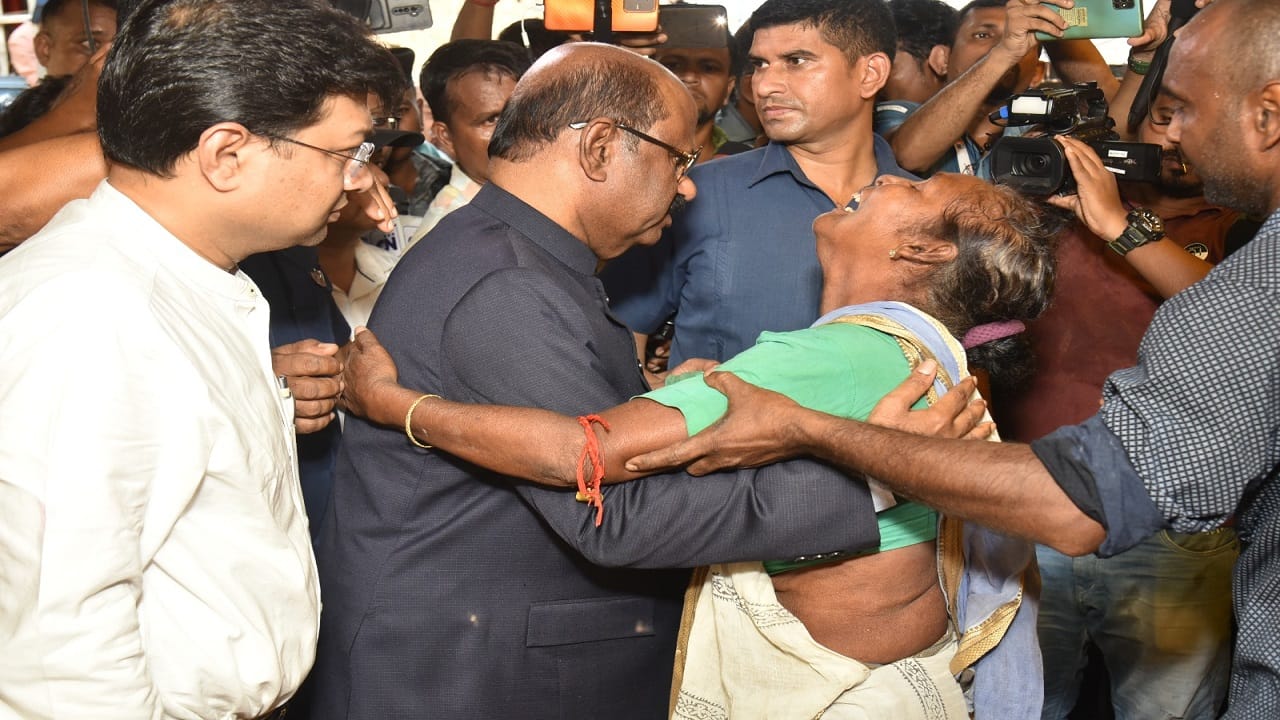 WB Governor C V Ananda Bose Visits Sunderbans, Pays Condolences ...